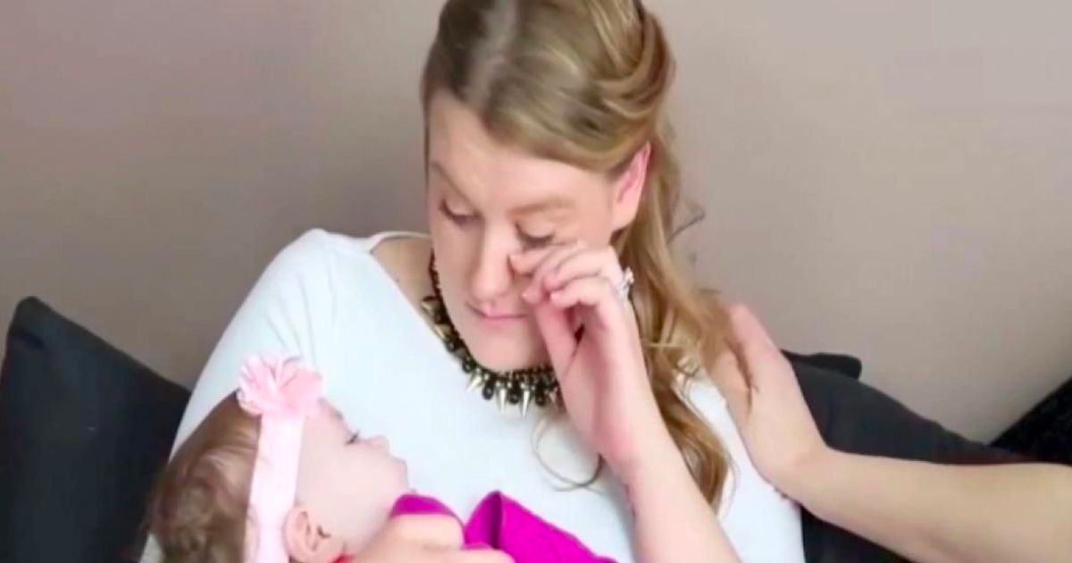 Máma Drží Svou Dceru Aby Se Naposledy Rozloučila Když Vypnou Stroj Stane Se Zázrak