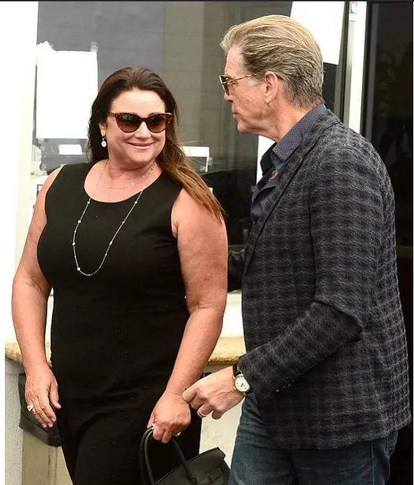 „Vybral jsem si ji z milionu.“ Pierce Brosnan brání svou ženu před ...